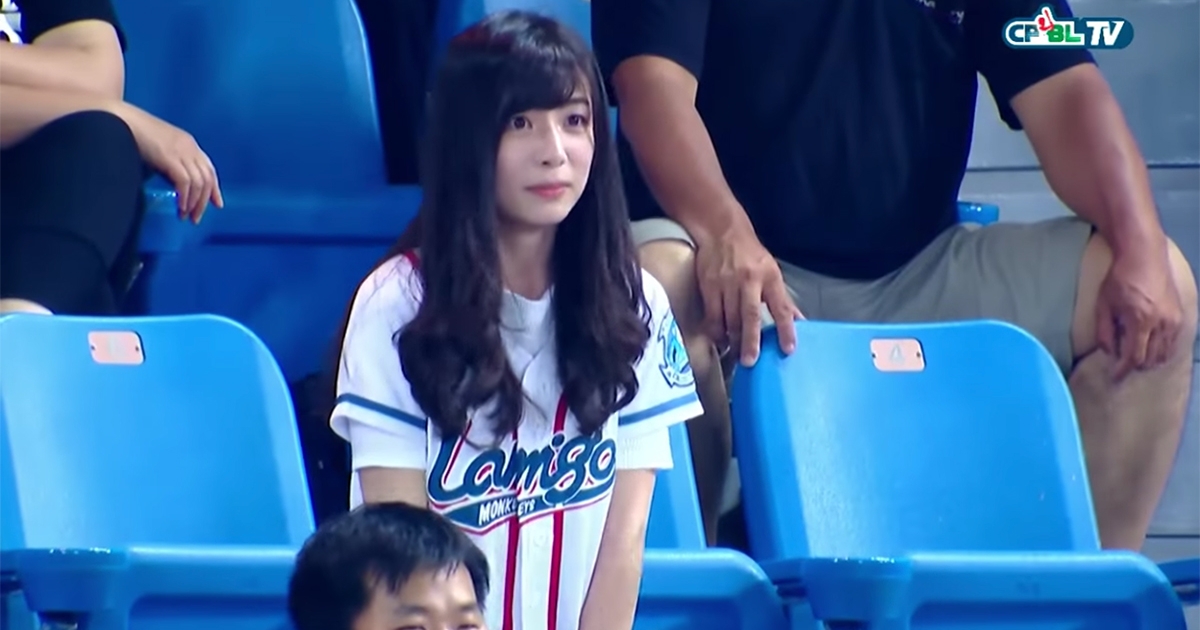 攝影師忘了看球… Lamigo女球迷太正 鏡頭一直猛拍她 - 爆新聞